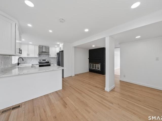 207 Hillcrest Rd, Bridgeport, CT 06606