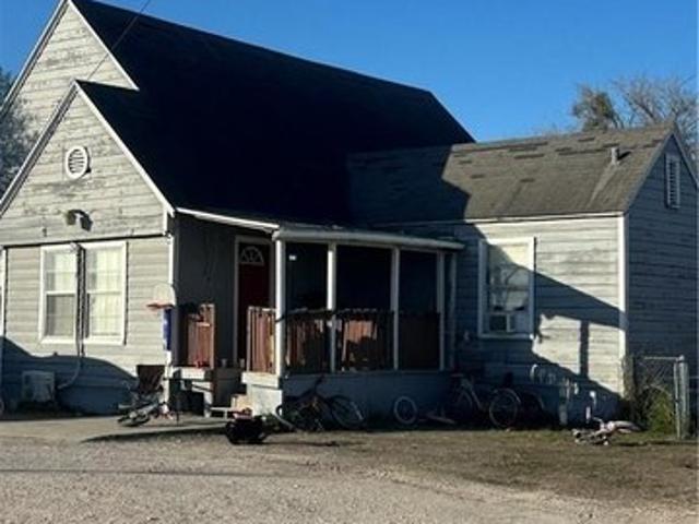 207 McGloin St, Three Rivers, TX 78071