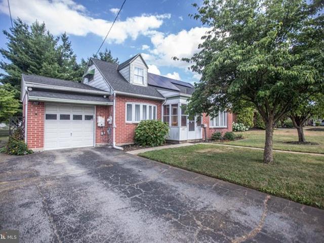 207 N Linden St, Robesonia, PA 19551