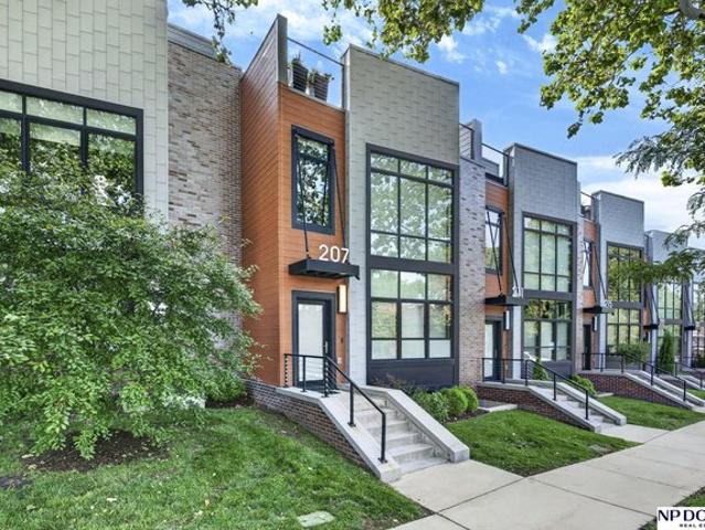 207 S 49th St, Omaha, NE 68132
