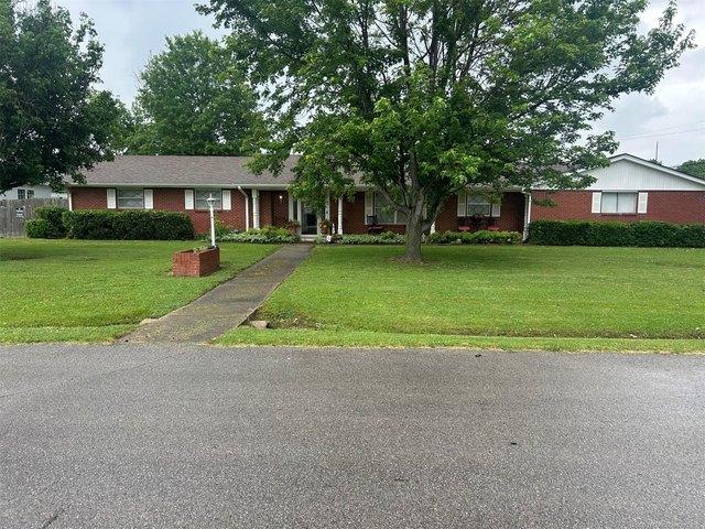 207 S Taylor Ave, Wagoner, OK 74467