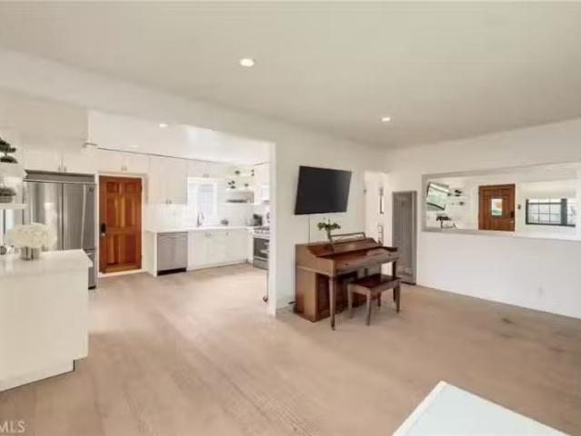 207 S Aviation Boulevard, Manhattan Beach, CA 90266