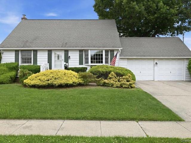 207 Sullivan Ave, Farmingdale, NY 11735