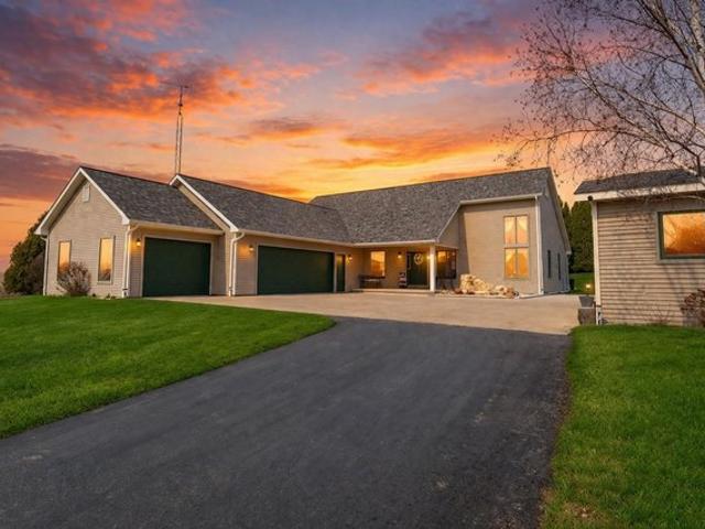 207 W 2nd St, Friesland, WI 53935