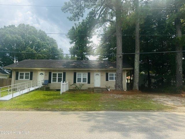 207 W Bridgers St, Burgaw, NC 28425