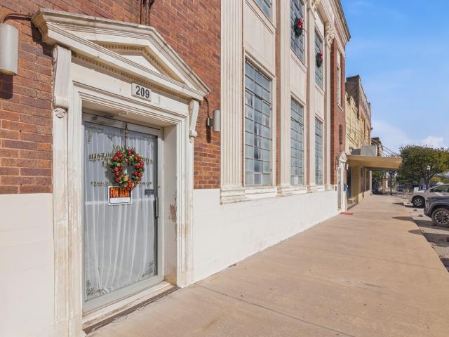 207 W Grand Avenue