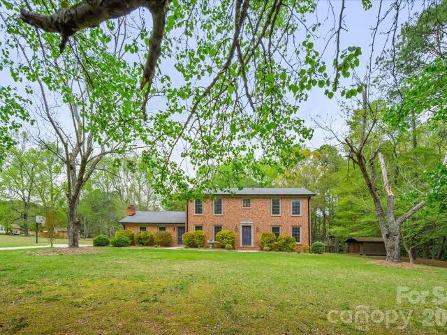 207 Williamsburg Lane