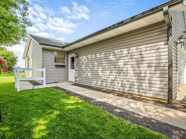207 Tamarack Hollow Street