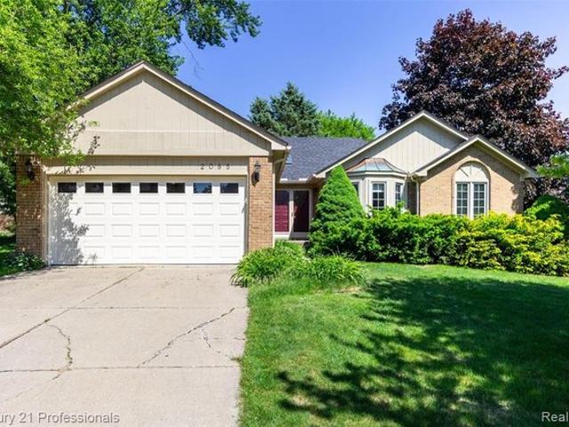 2085 Elkhorn Dr, Rochester Hills, MI 48307