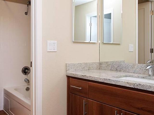 $2085 / 1br 850ft² Gorgeous 1 BR Apartment W/ Beautifully Appointed Kitchen $1000 off 1st