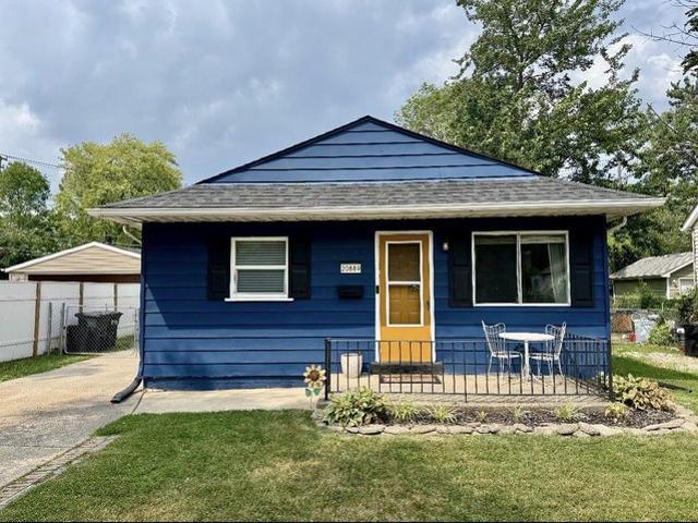 20889 E Ridgemont Rd, Harper Woods, MI 48225