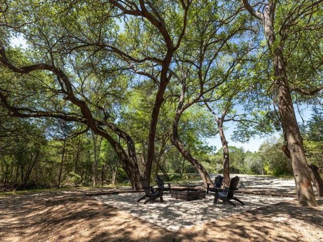 2088 Baca Loop, Flatonia, TX 78941