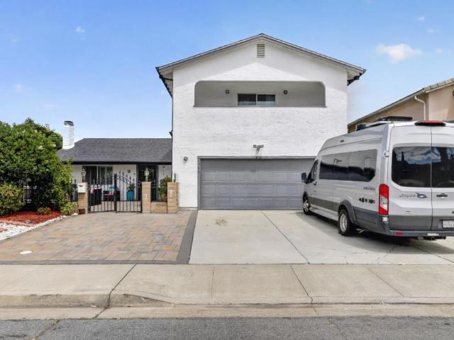 2089 Avenida De Las Flores