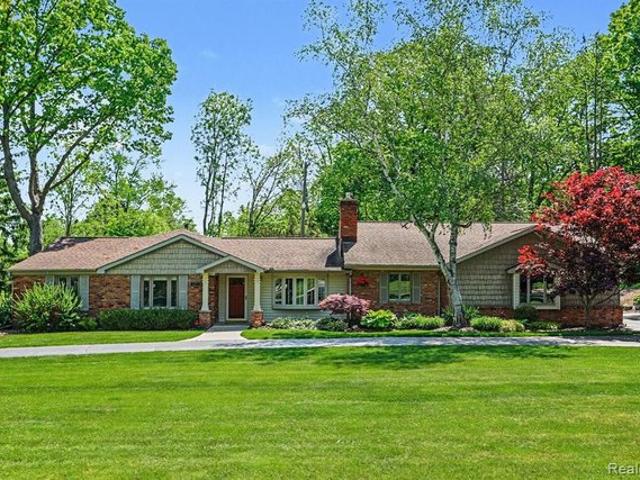 2080 Teggerdine Rd, White Lake, MI 48386