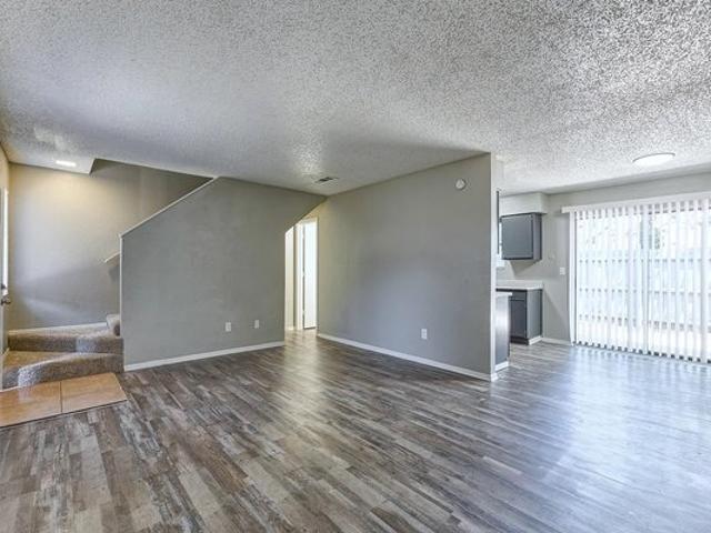 2082 Knoll Crest Dr, Arlington, TX 76014