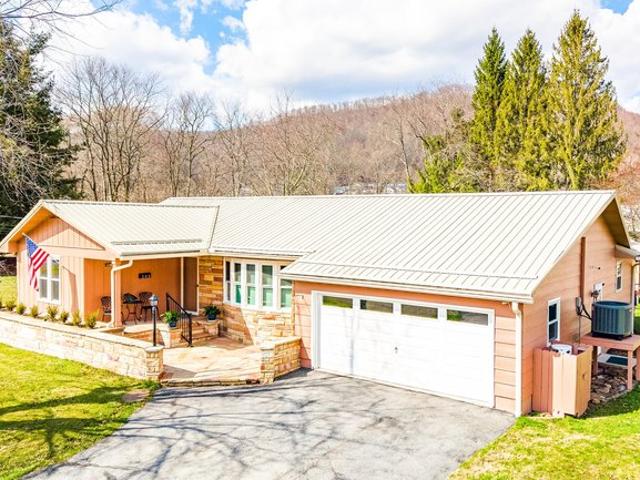 208 14th St, Rainelle, WV 25962
