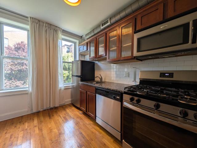 208 6Th St # 2R
