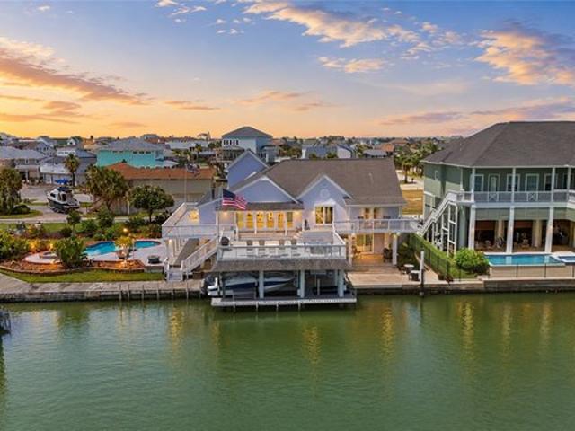 208 Coconut St, Tiki Island, TX 77554