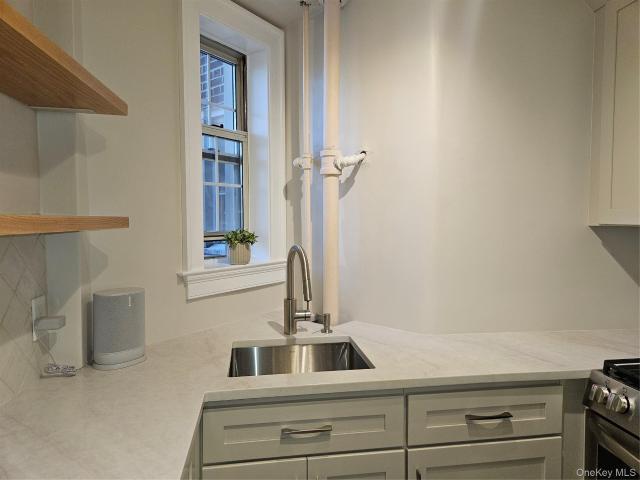 208 Centre Ave 4 B