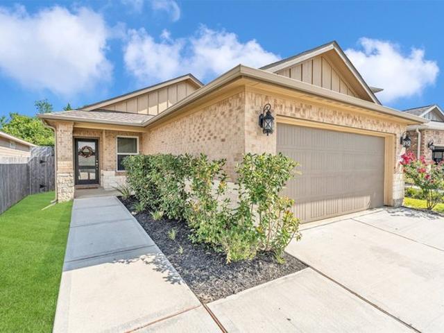 208 Charles Ridge Dr, Conroe, TX 77316