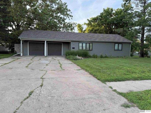 208 Crest Rd, Papillion, NE 68046