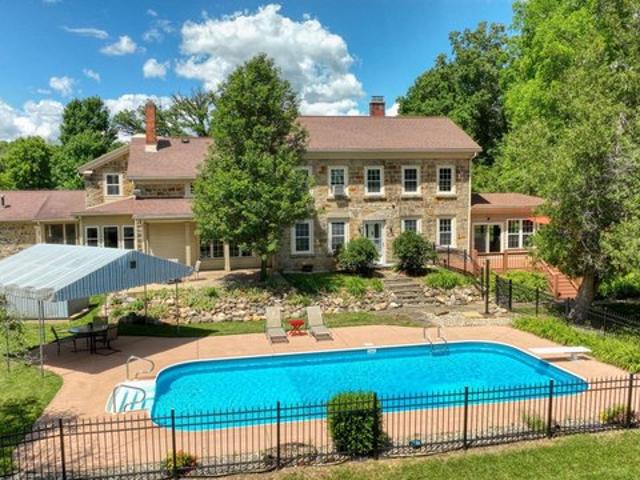 208 Glasgow Rd, Jackson, MI 49201