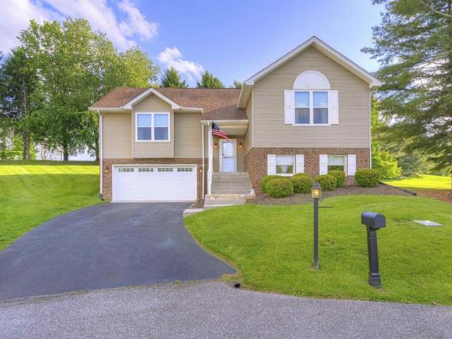 208 Glen View Ln, Radford, VA 24141