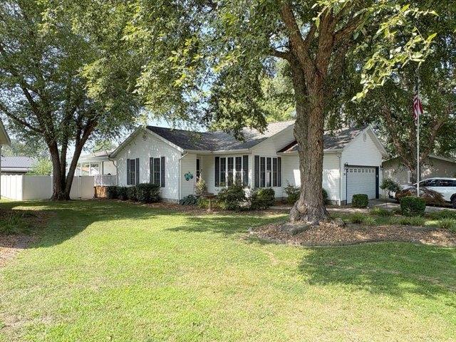208 Dorris Dr, Fairfield, IL 62837
