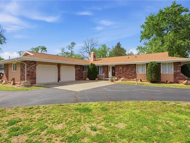 208 E Water St, Kansas, IL 61933