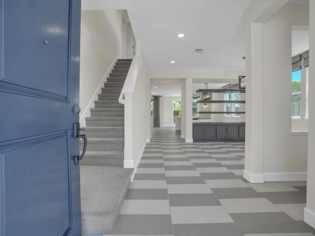 208 Halloran Ct