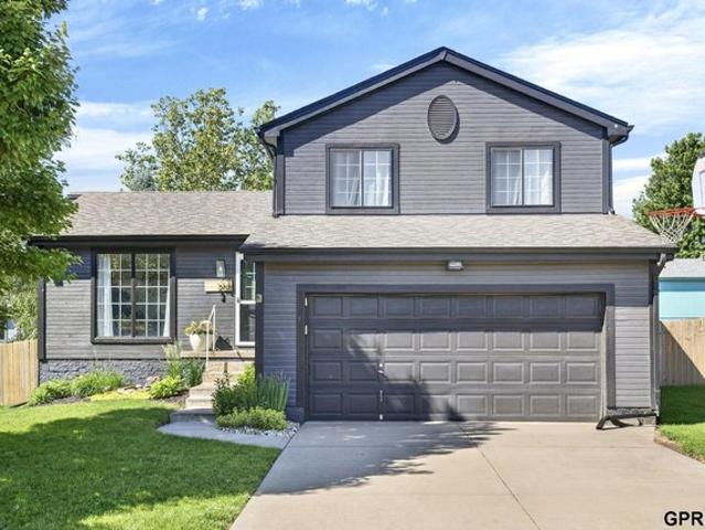208 Hilton Head Dr, Omaha, NE 68133