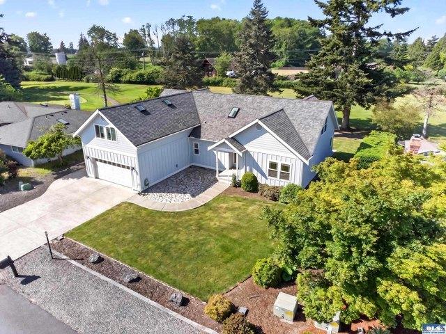 208 Hurricane Ridge Dr, Sequim, WA 98382