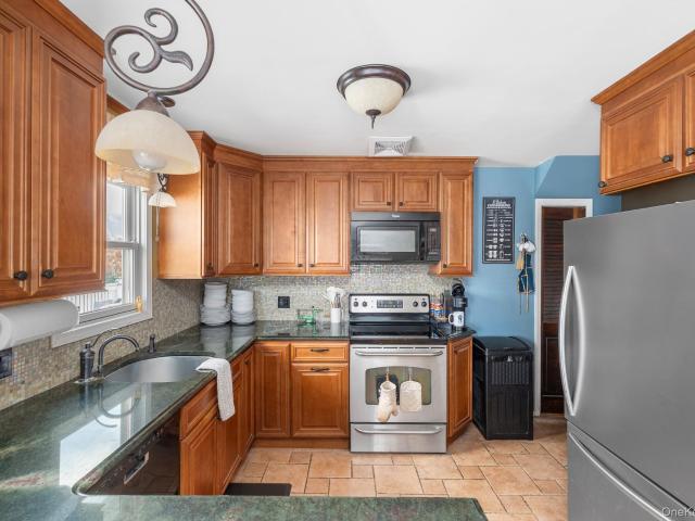 208 Island Parkway W