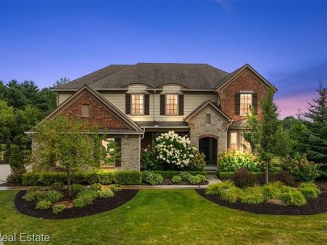 208 Oakland Crest Dr, Oakland Township, MI 48306