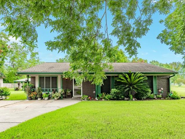 208 Lostrocco St, Angleton, TX 77515