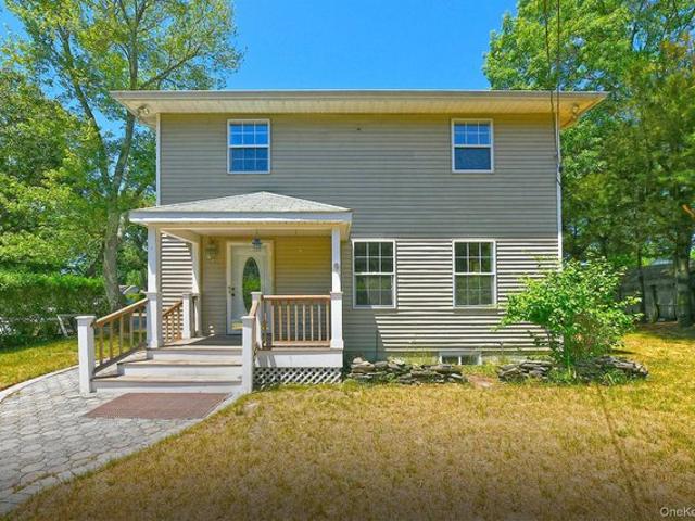 208 Lake Dr, Patchogue, NY 11772