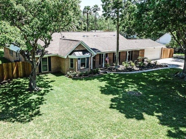 208 Lakeshore Dr, Seabrook, TX 77586