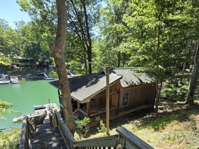 208 Munsons Rd, Penhook, VA 24137