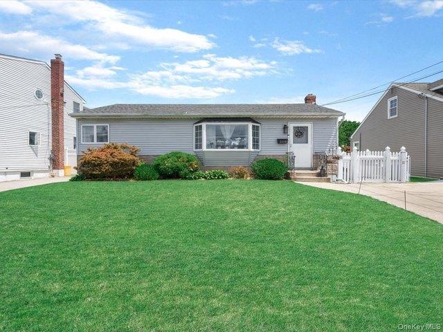 208 N 3rd St, Bethpage, NY 11714