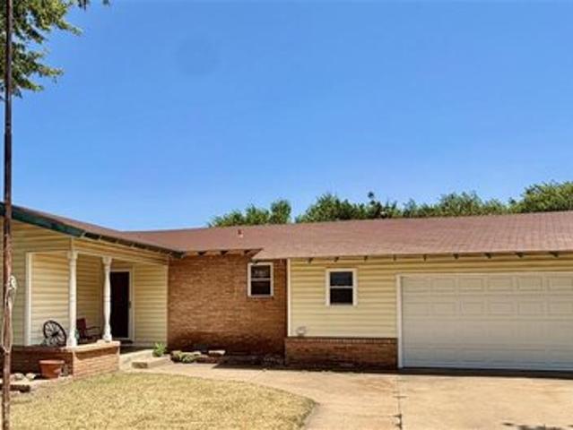 208 N Barrick Way, Tonkawa, OK 74653