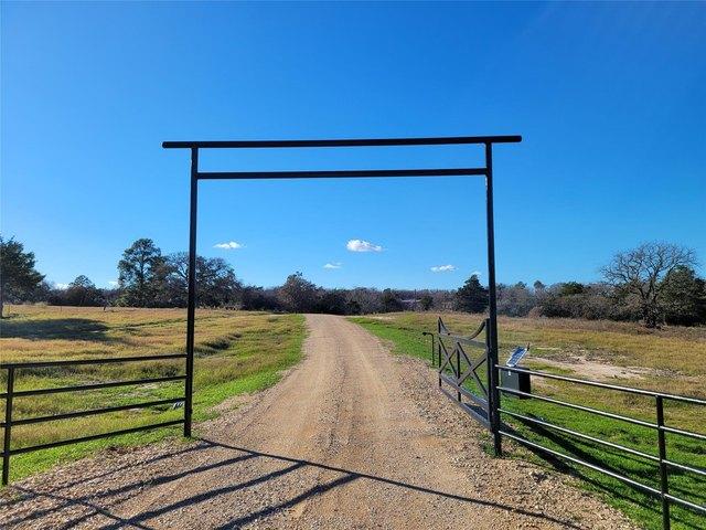 208 Newcastle Dr, Red Rock, TX 78662