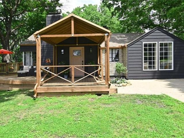 208 NW 83rd St, Kansas City, MO 64118