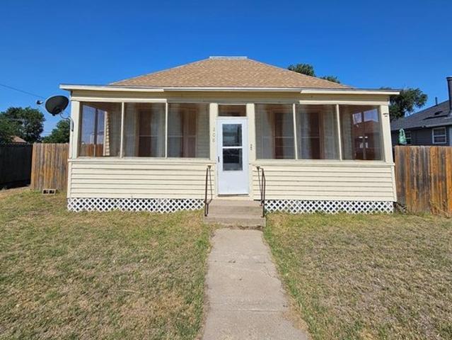 208 S 6th St, Holly, CO 81047