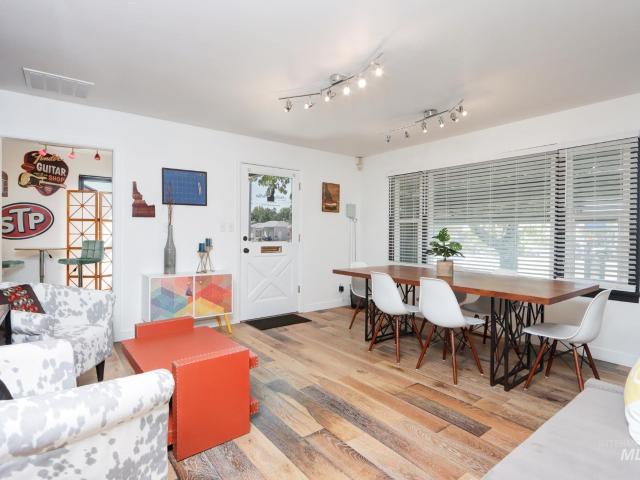 208 S Curtis Rd