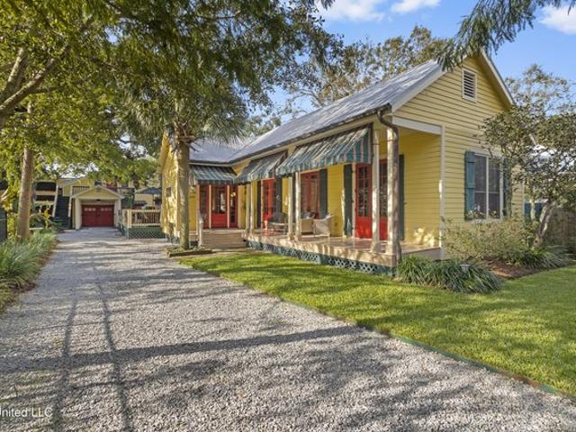 208 Saint Charles St, Bay Saint Louis, MS 39520
