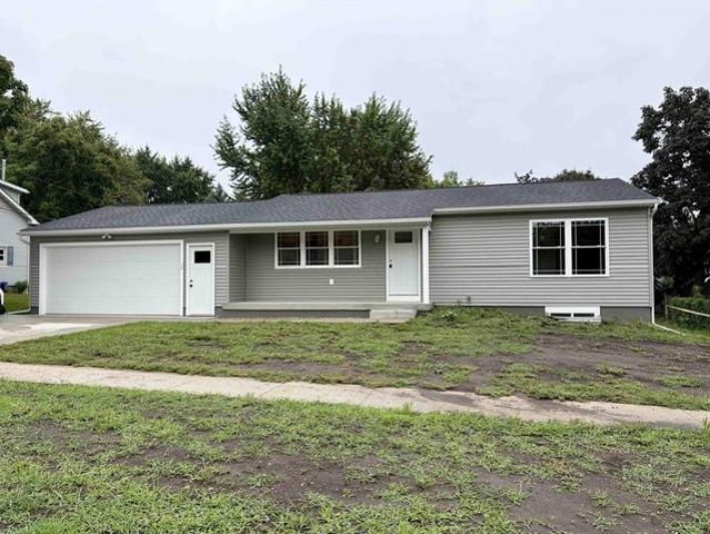 208 SE 7th Ave, Independence, IA 50644