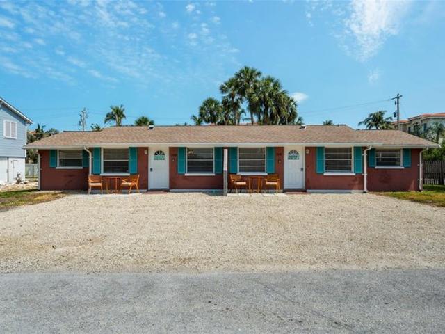 208 Peacock Ln, Holmes Beach, FL 34217