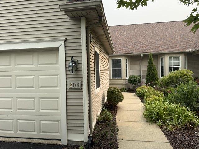 208 Pierce Lake Dr, Chelsea, MI 48118