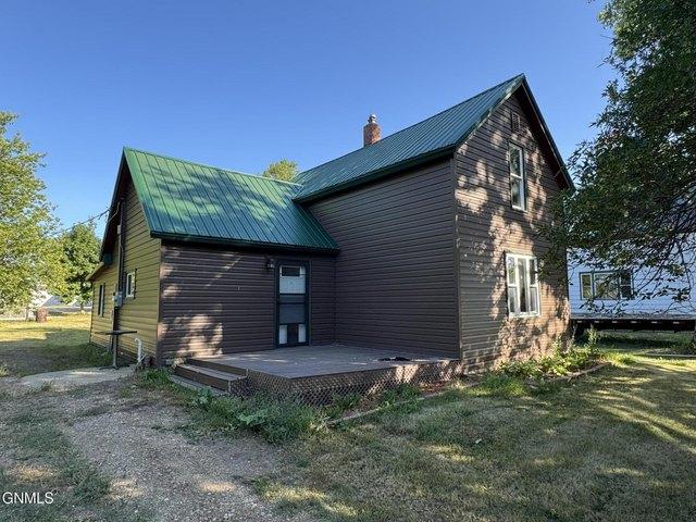 208 Roosevelt Ave NE, Bowbells, ND 58721