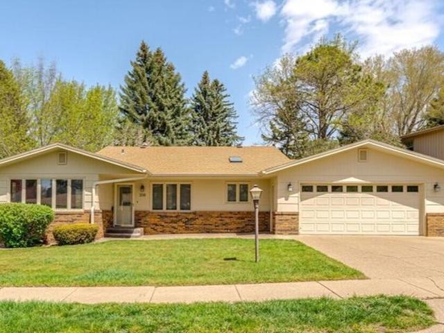 208 Redstone Dr, Bismarck, ND 58503